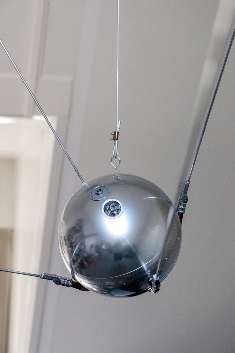 Sputnik-1 scale model - Onnozone